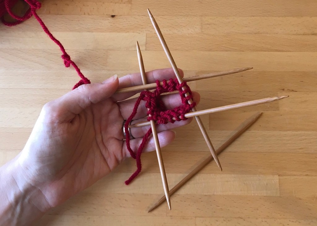 How to Knit with DPNS (and avoid common problems) – Cushion of Joy